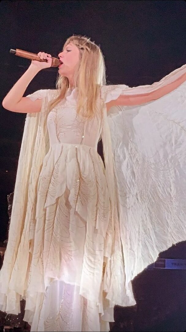 22 Gorgeous Taylor Swift Costume Ideas for Halloween ... Ready For It?